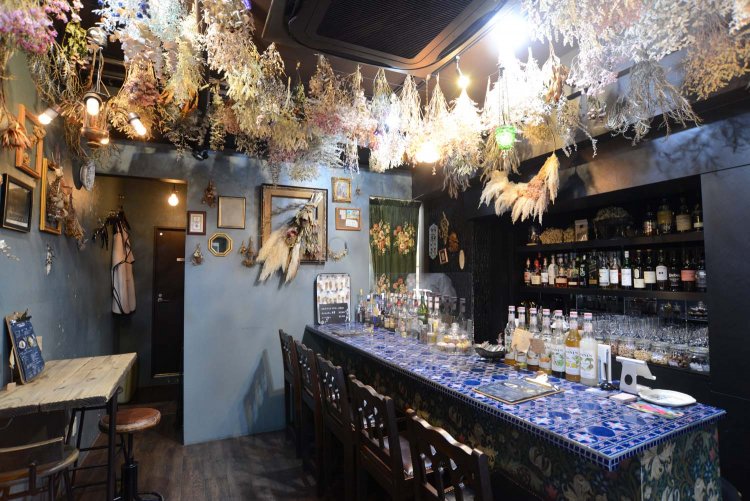 池袋『HANABAR』はドライフラワーに囲まれた癒やしの空間で、花を味わう贅沢な時間を｜さんたつ by 散歩の達人