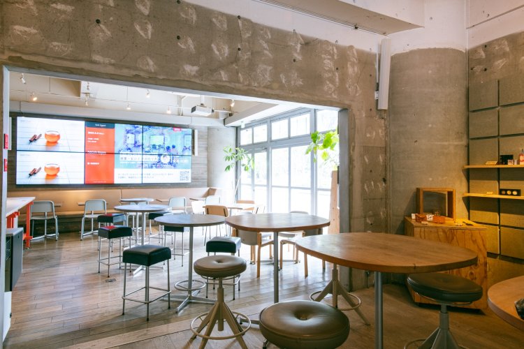 渋谷『FabCafe Tokyo』でクリエイティブ脳を刺激する！ハイテク機器が自由に使えるカフェ｜さんたつ by 散歩の達人