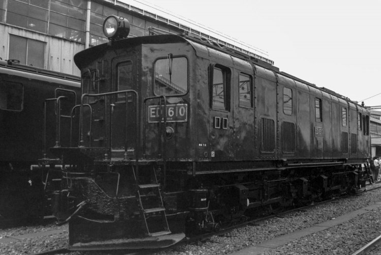 韮崎のEF15。貨車を従えたデッキ付き電気機関車との出合い【廃なるものを求めて】｜さんたつ by 散歩の達人