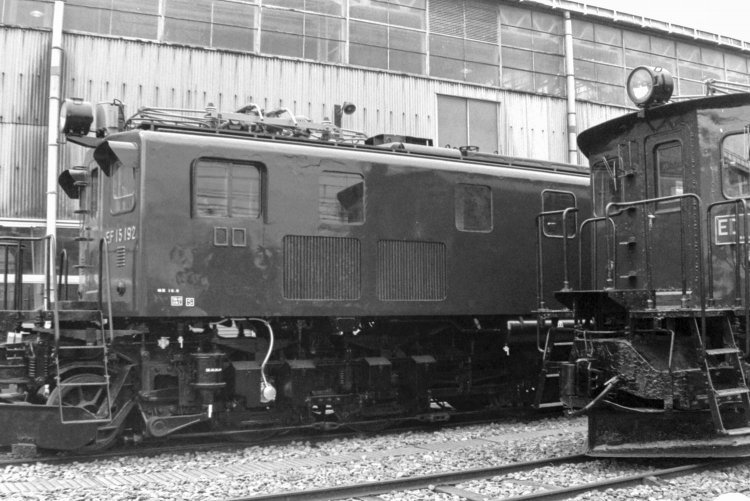 韮崎のEF15。貨車を従えたデッキ付き電気機関車との出合い【廃なるものを求めて】｜さんたつ by 散歩の達人