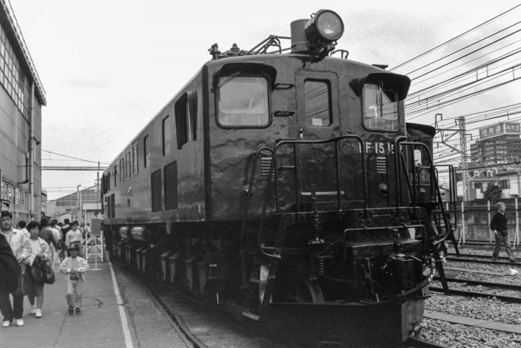 韮崎のEF15。貨車を従えたデッキ付き電気機関車との出合い【廃なるものを求めて】｜さんたつ by 散歩の達人