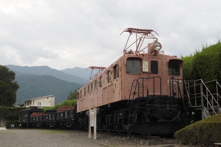 韮崎のEF15。貨車を従えたデッキ付き電気機関車との出合い【廃なるものを求めて】｜さんたつ by 散歩の達人
