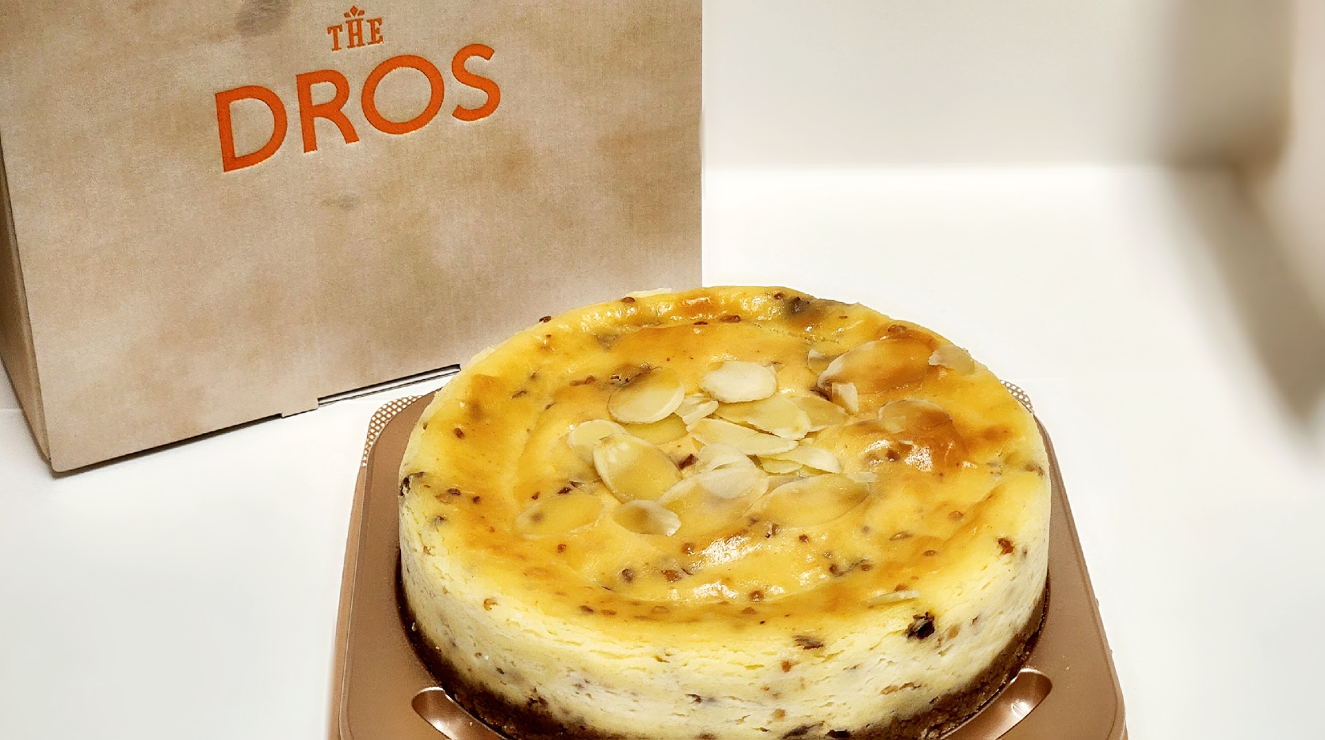 【東京駅手土産】新ブランド『THE DROS（ザ・ドロス）』のベイクドケーキが絶品！～黒猫スイーツ散歩～｜さんたつ by 散歩の達人