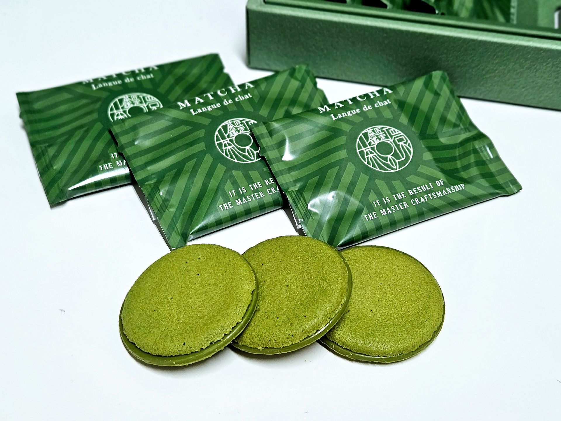 【東京駅】色・味・香りが三位一体！老舗茶舗の濃厚抹茶スイーツ『cha-no-wa TOKYO』～黒猫スイーツ散歩手土産編～｜さんたつ by 散歩の達人